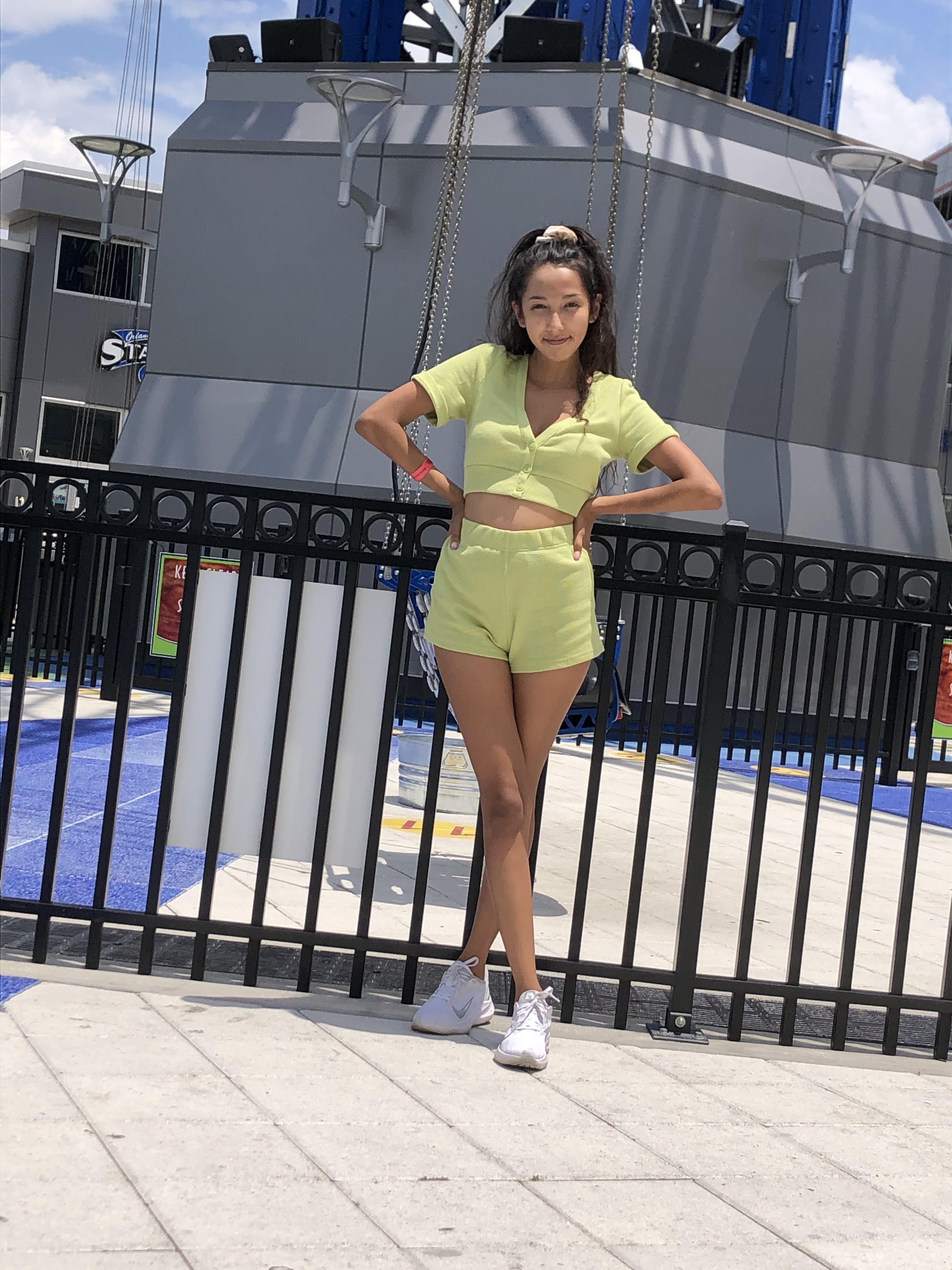 I am a tiny 19 year old 💚 | Scrolller