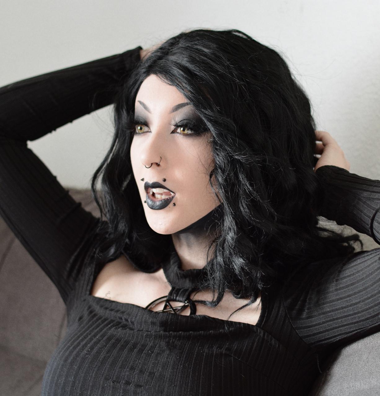 I feel pretty, get the camera🖤 | Scrolller