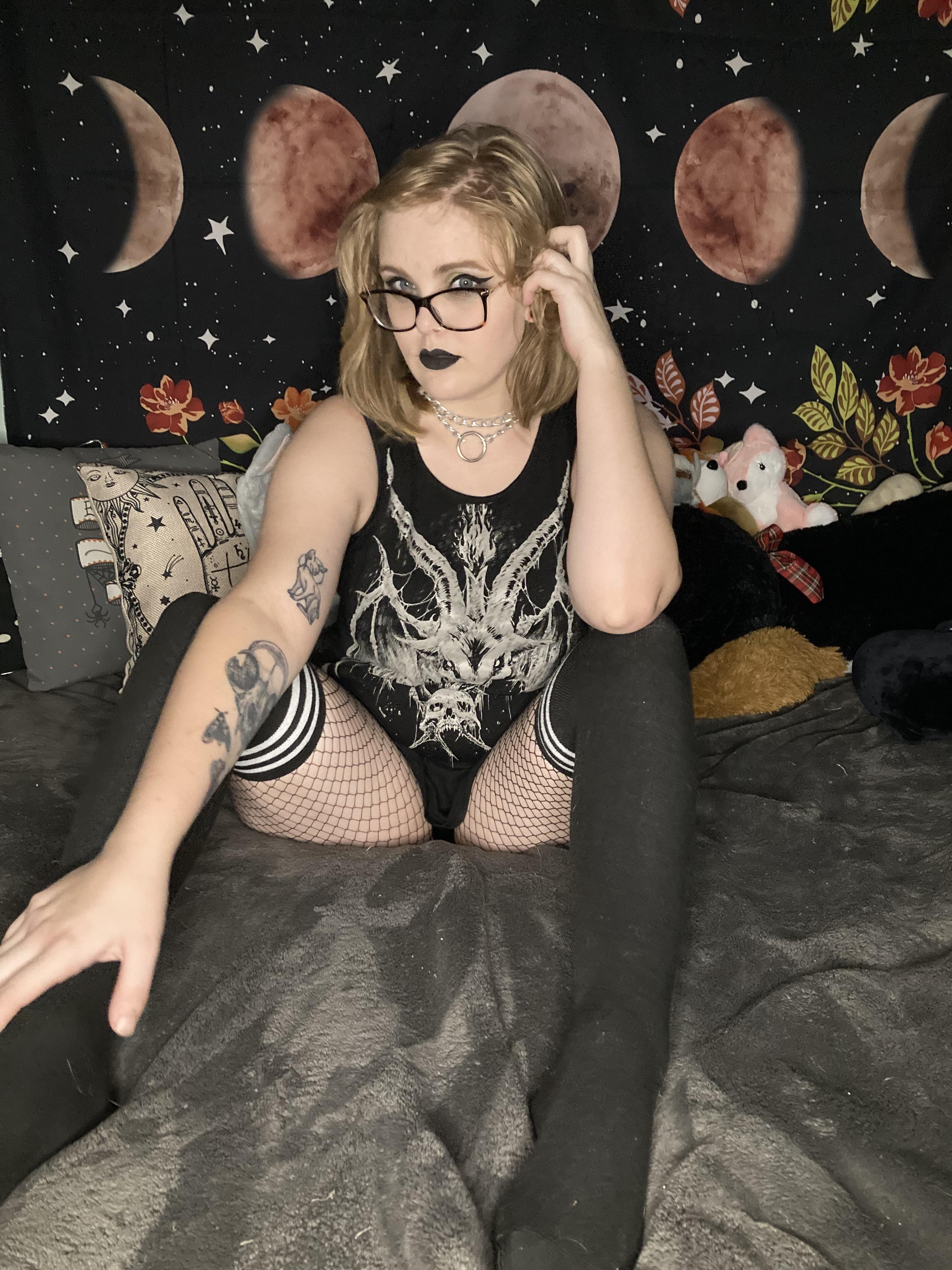 I hope pale goth girls are your cup of tea 🖤🧡 | Scrolller