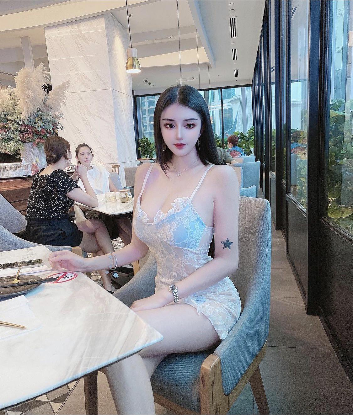 I just can’t stop staring at the dark void between her arm and waist. | Scrolller