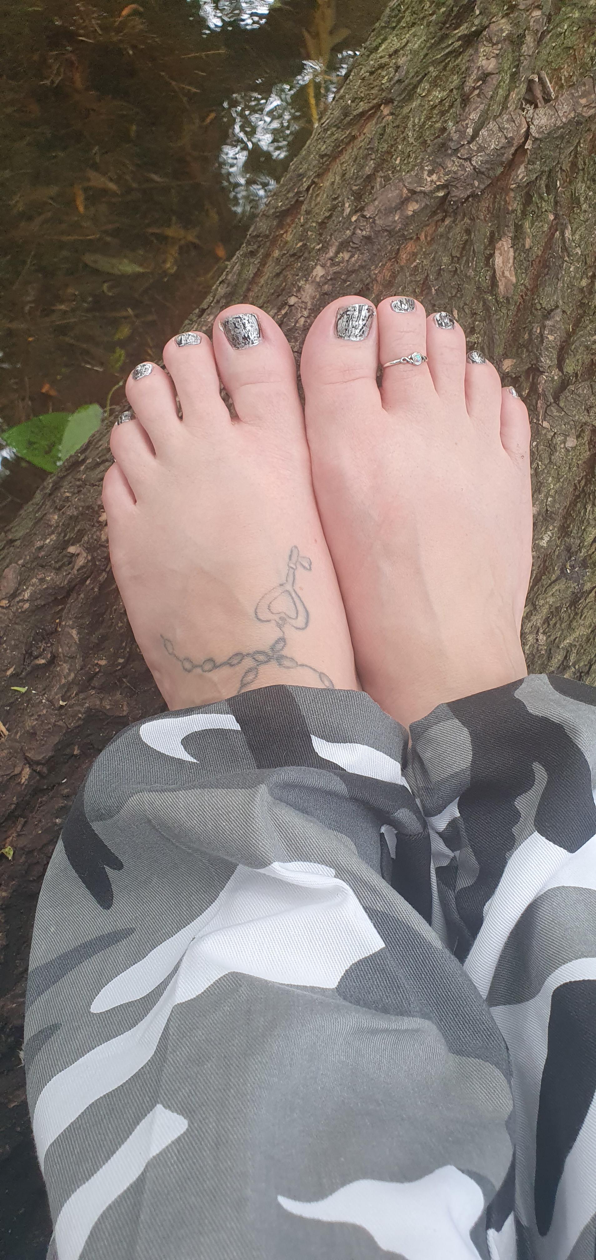 I love being barefoot in public! 😏🦶😇 | Scrolller