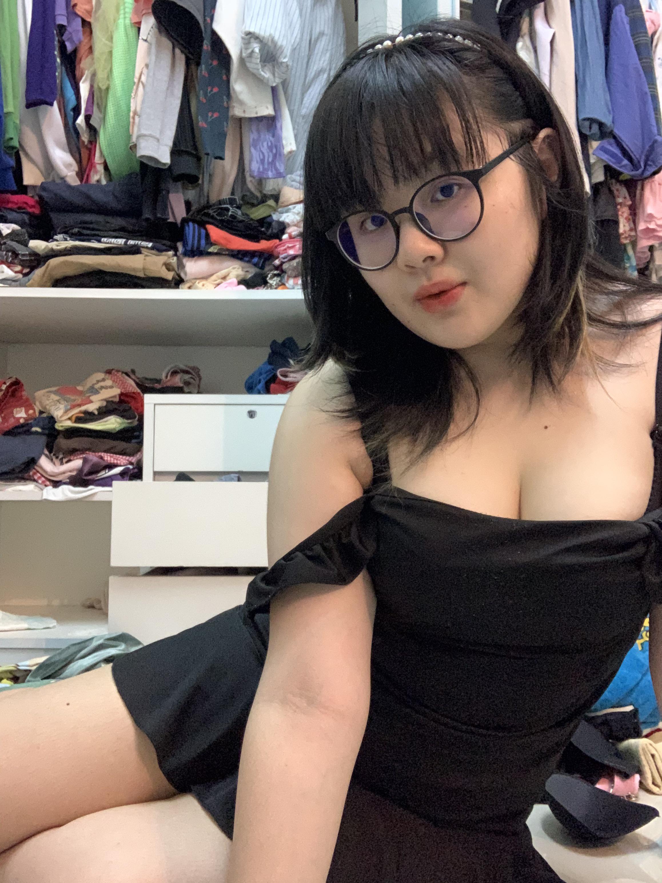 Im Ur Cute Neighbour Who Invites U To Her Messy Room Scrolller
