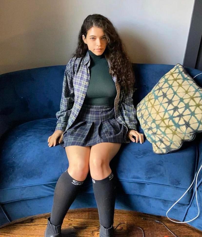 I need her to asphyxiate me with those legs | Scrolller