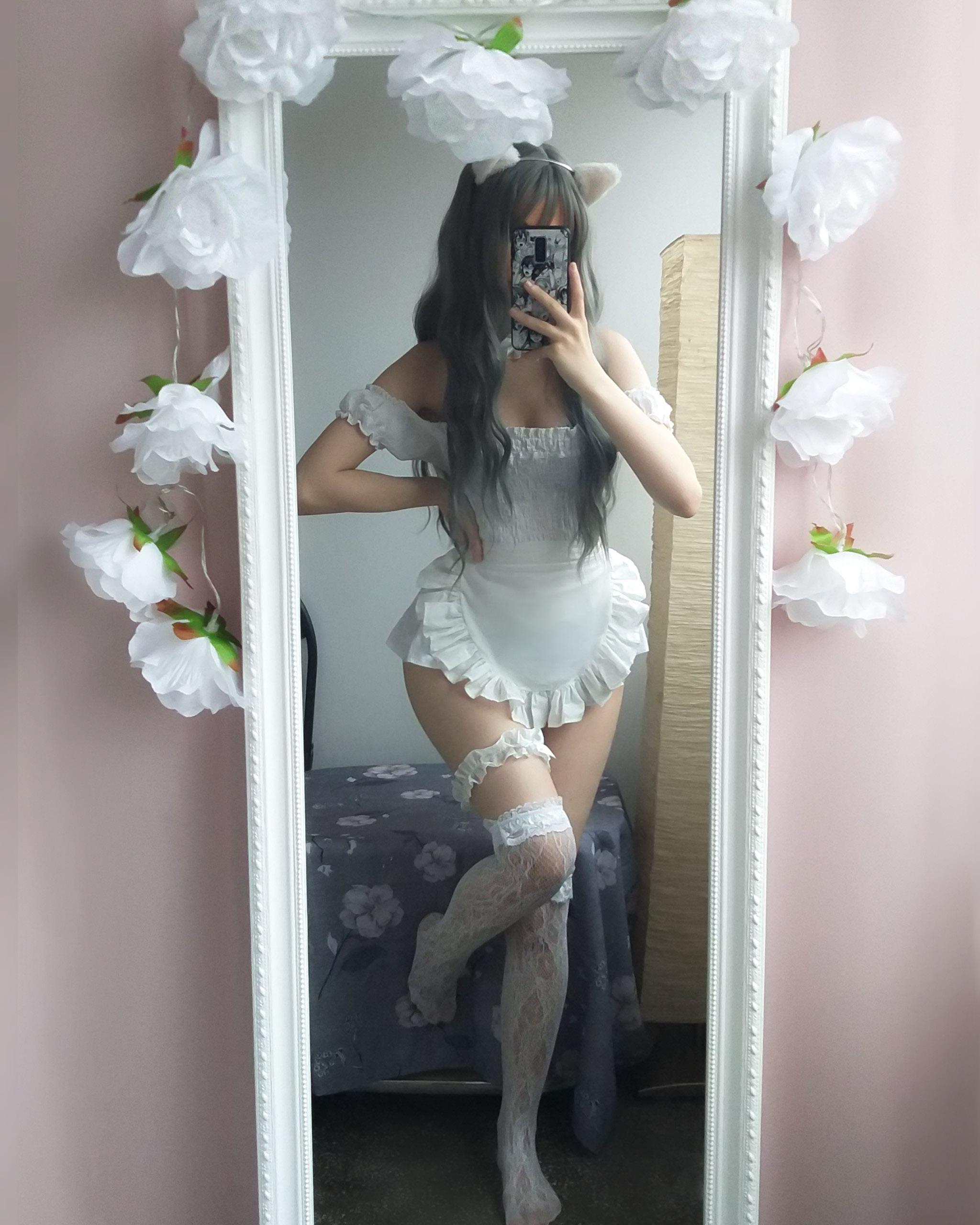 I think wearing all-white suits me 🐱 | Scrolller