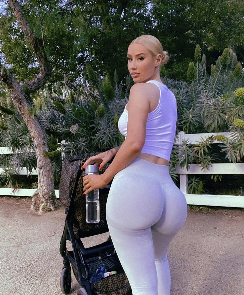 Iggy showing off them cheeks 😳 | Scrolller