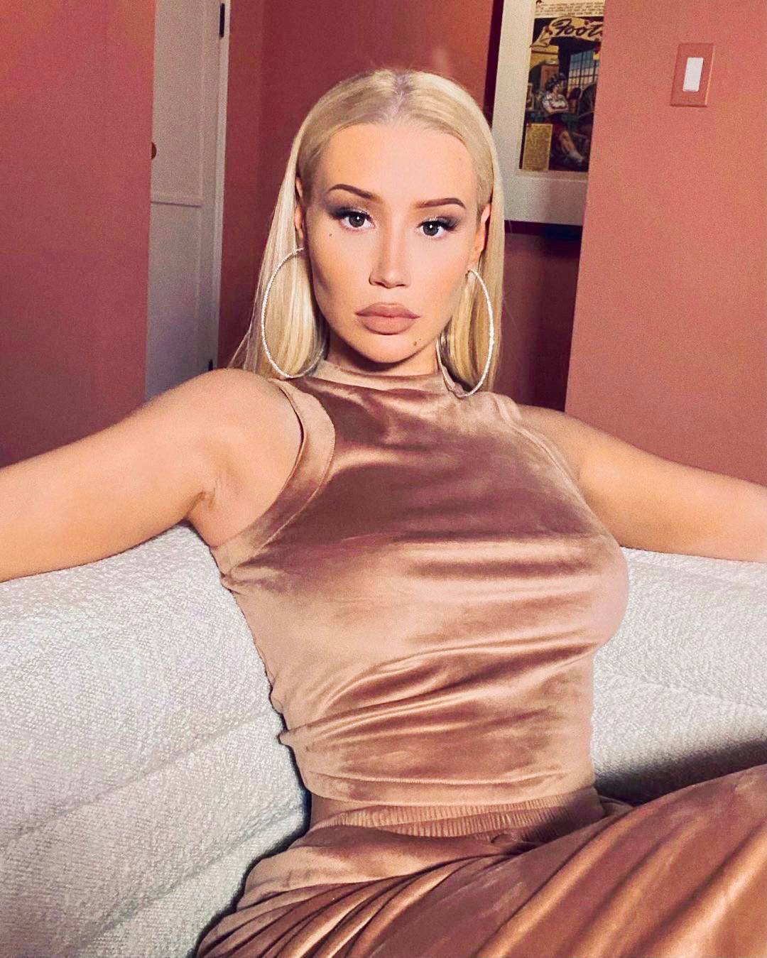 Iggy Azalea Scrolller