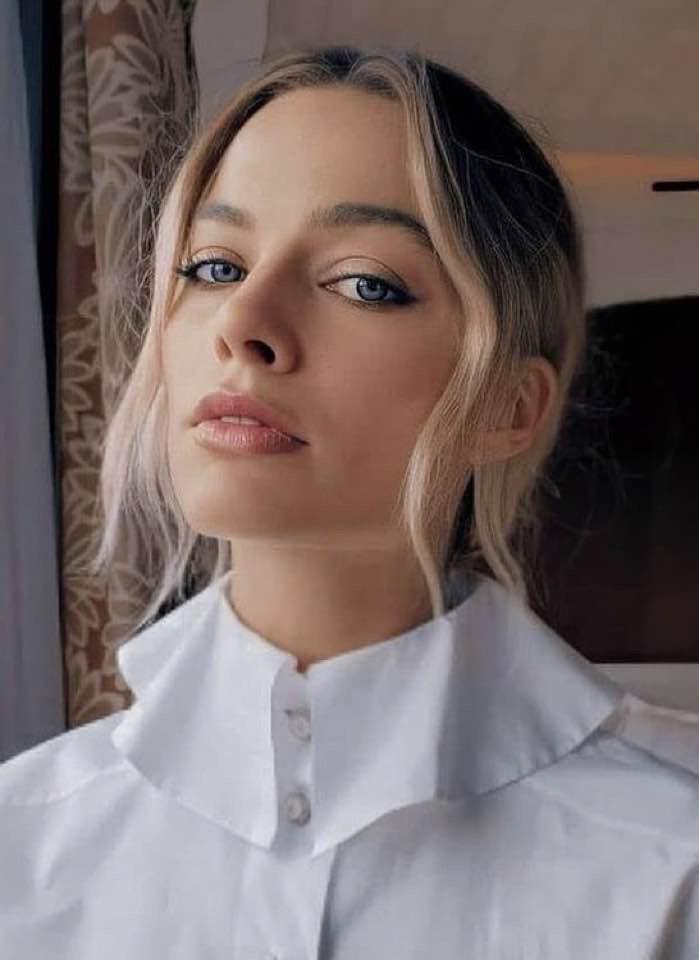 Im on my knees for Margot Robbie | Scrolller