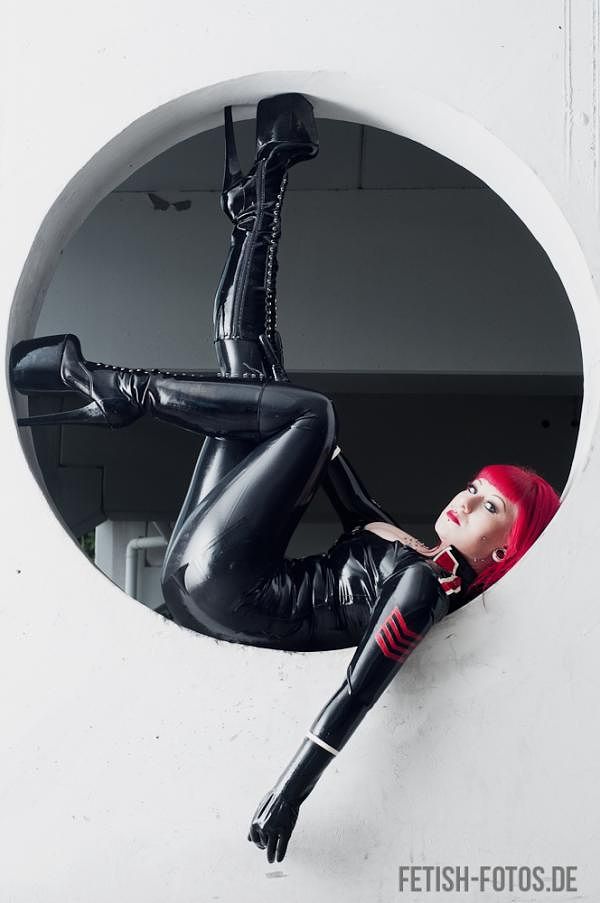 Impressive pose | Scrolller