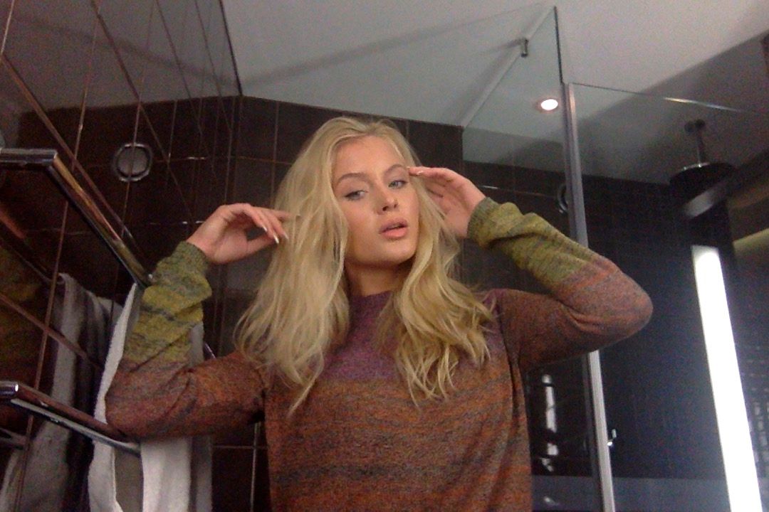 In the bathroom | Scrolller