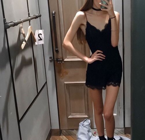 In the fitting room | Scrolller