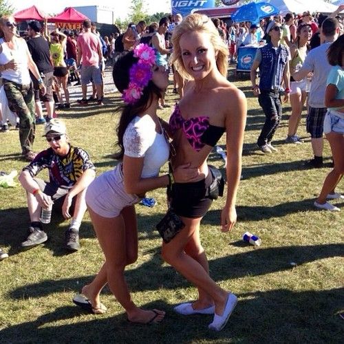 Incredible pose for a Kiss | Scrolller