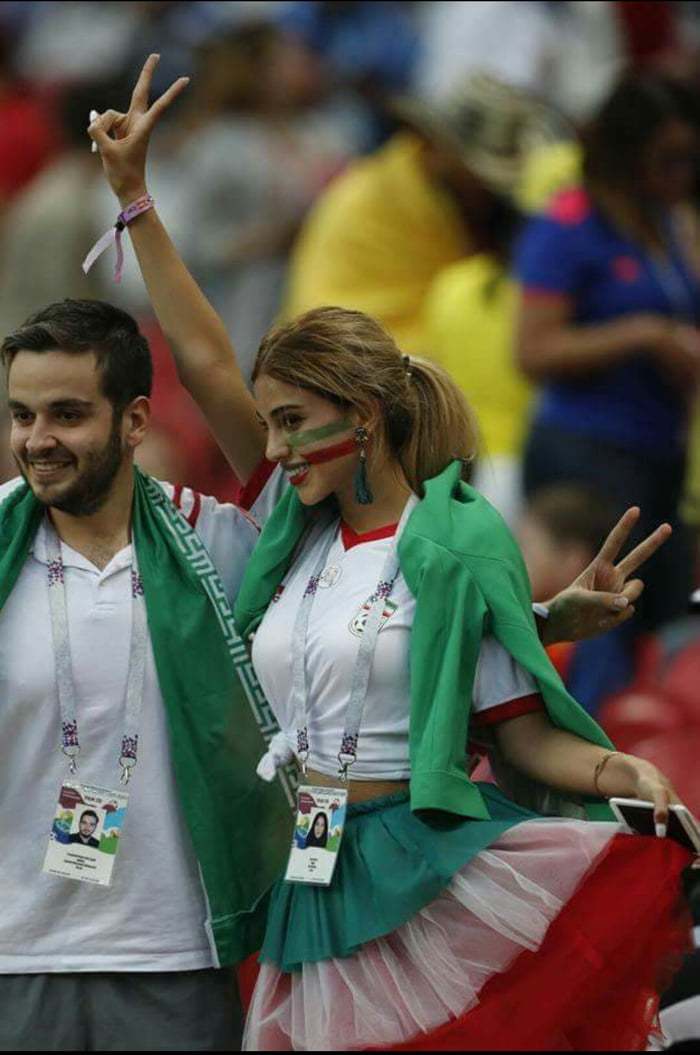 Iranian Girl Takes Off Her Hijab Scrolller