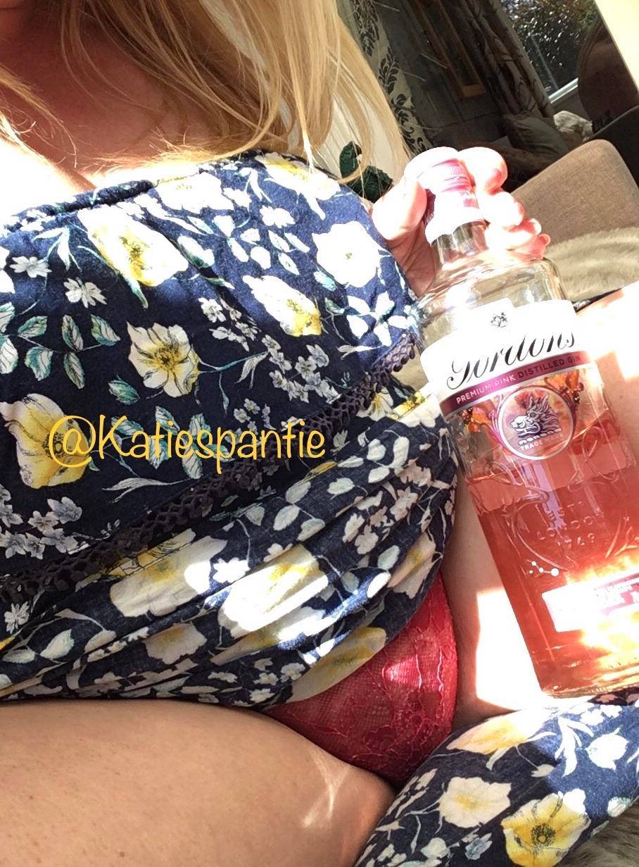 ☀️is it too early to crack open the Gin 🍸 👅 | Scrolller