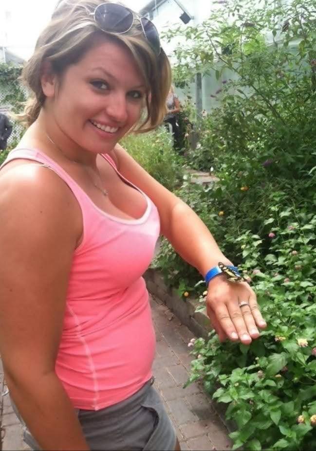 Is this too much public cleavage for a mom?😜😈 | Scrolller