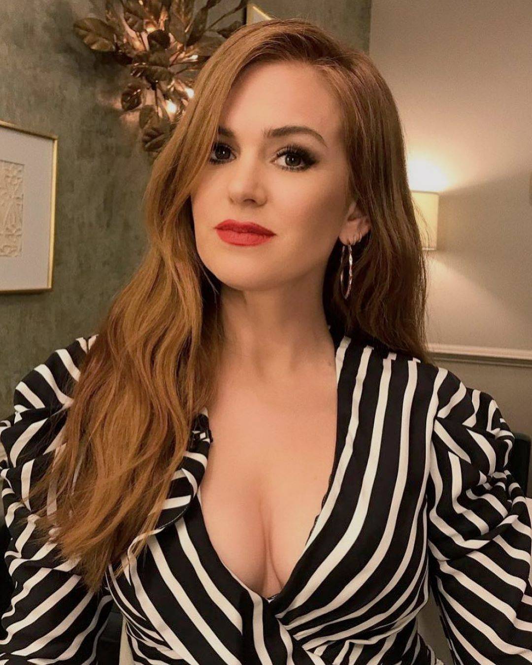 Isla Fisher | Scrolller