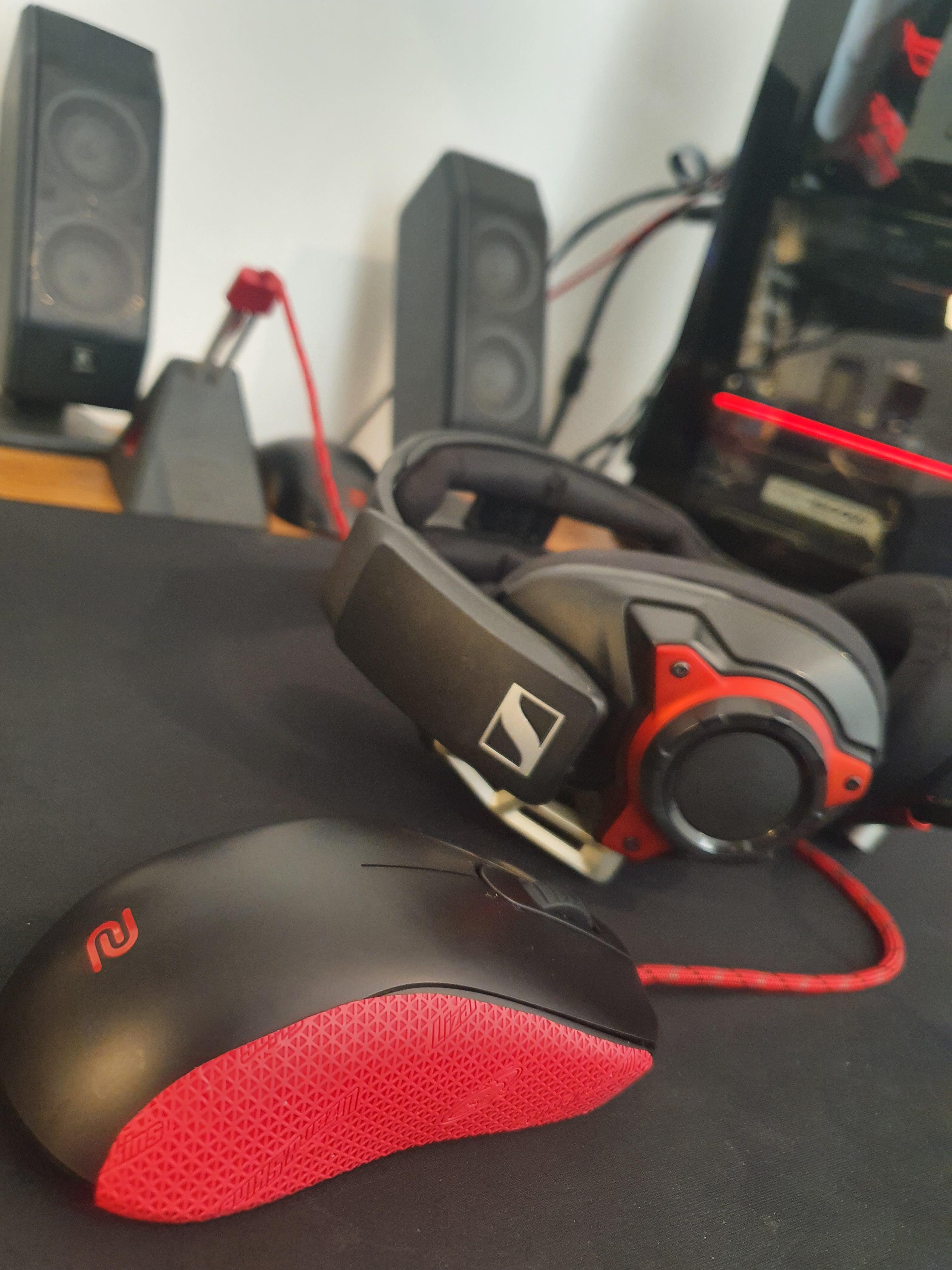 It's sunday. Got bored, added mouse grip. | Scrolller