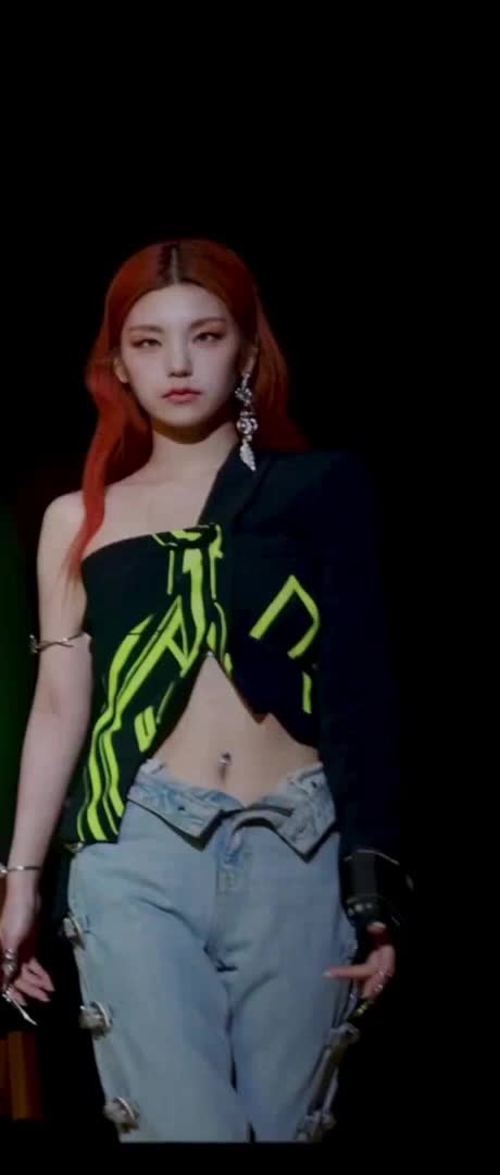 ITZY- Yeji's Midriff & Belly Button | Scrolller