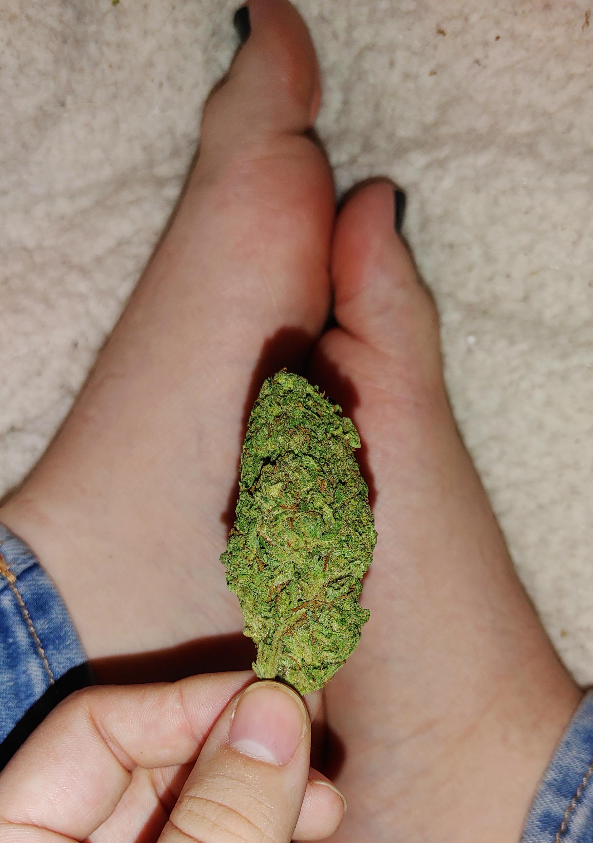 You guys like stoner feet? 🖤 | Scrolller