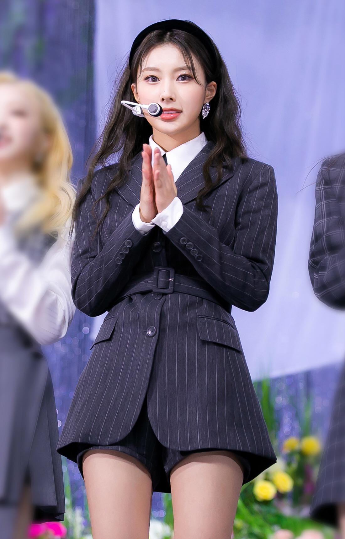 IZ*ONE - Hyewon | Scrolller