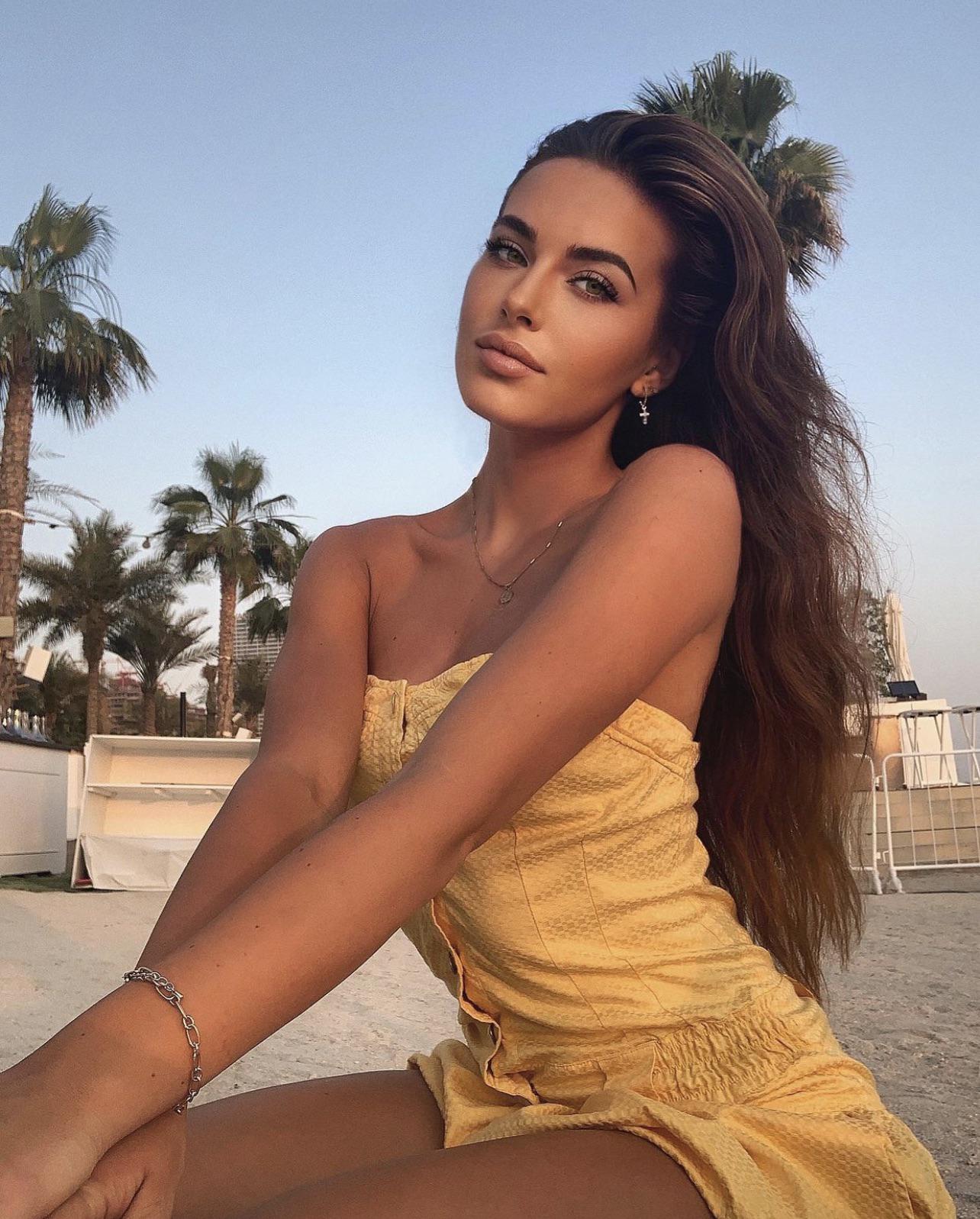 Izabela Ion | Scrolller