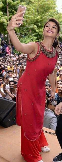 Jacqueline: Nice selfie for us! | Scrolller