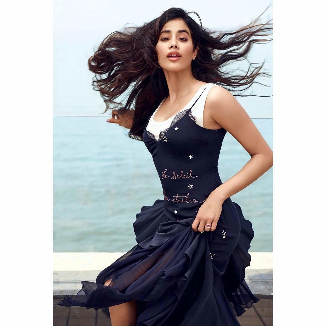 Janhvi Kapoor Scrolller