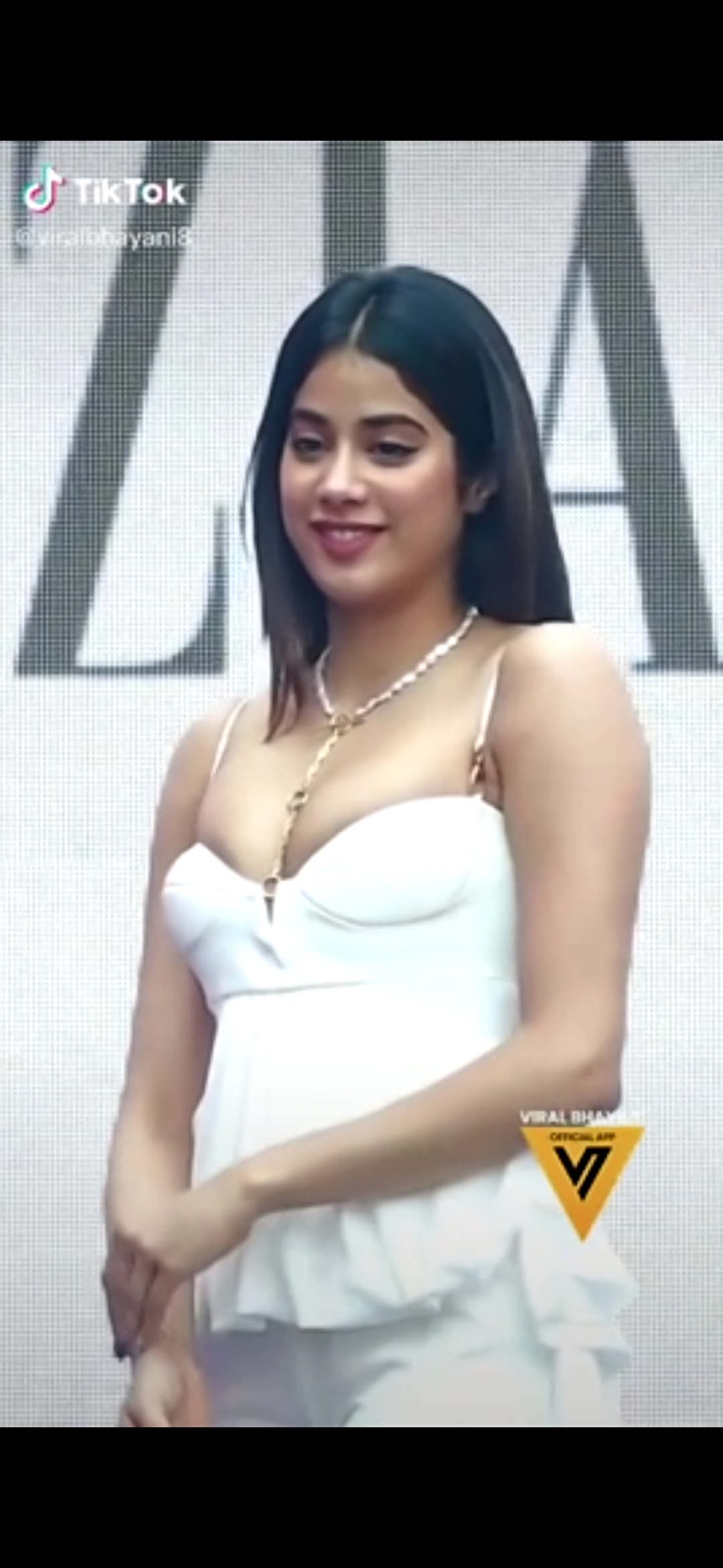 Janhvi Kapoor gonna pop any minute | Scrolller