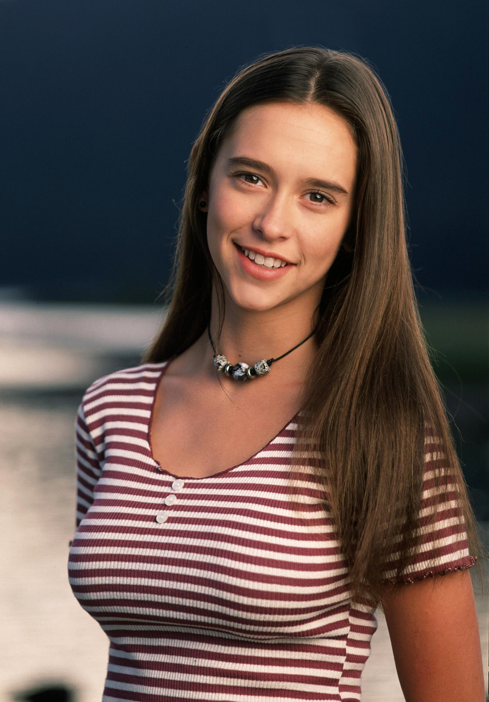 Jennifer Love Hewitt | Scrolller