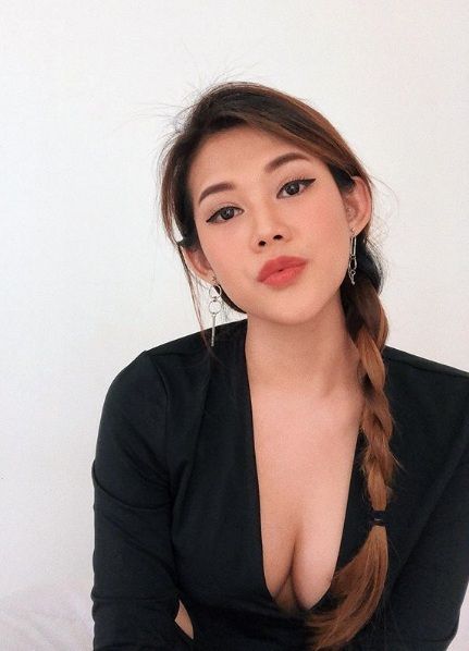 Jen's Cleavage | Scrolller