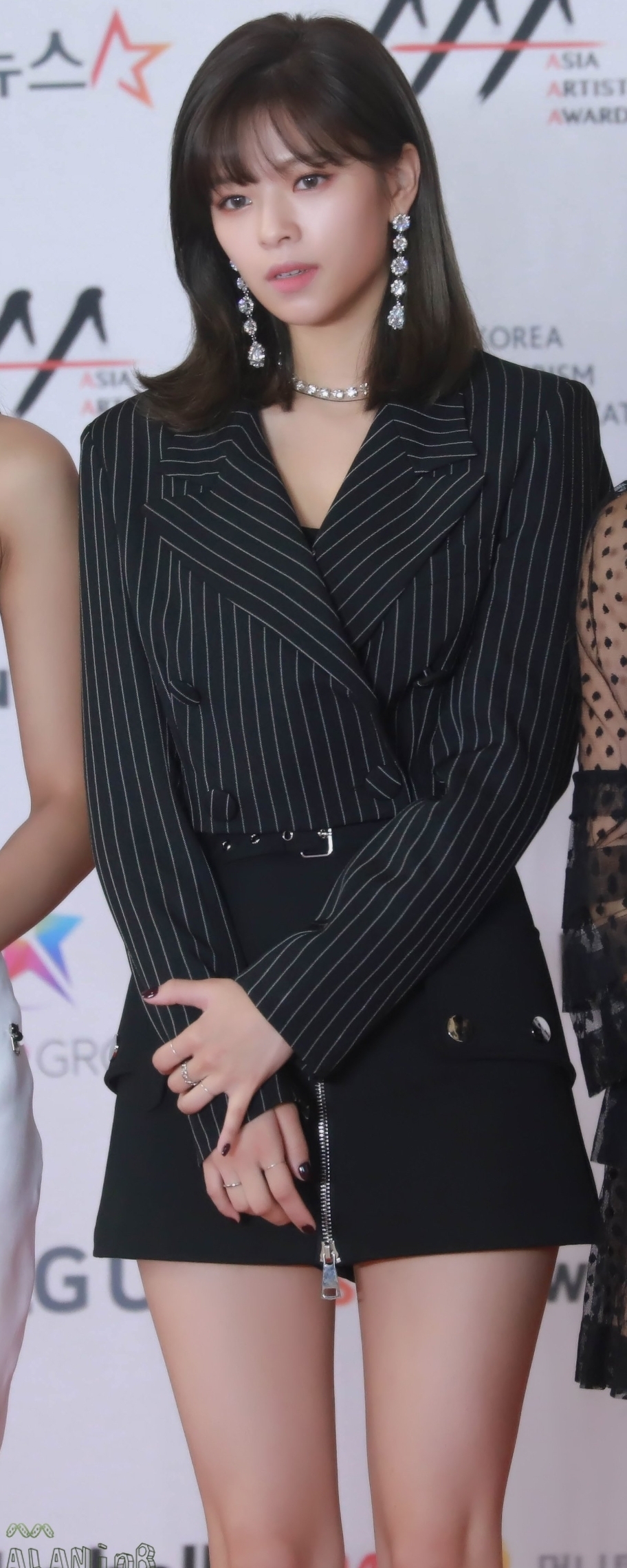 Jeongyeon - black striped suit jacket, skirt | Scrolller