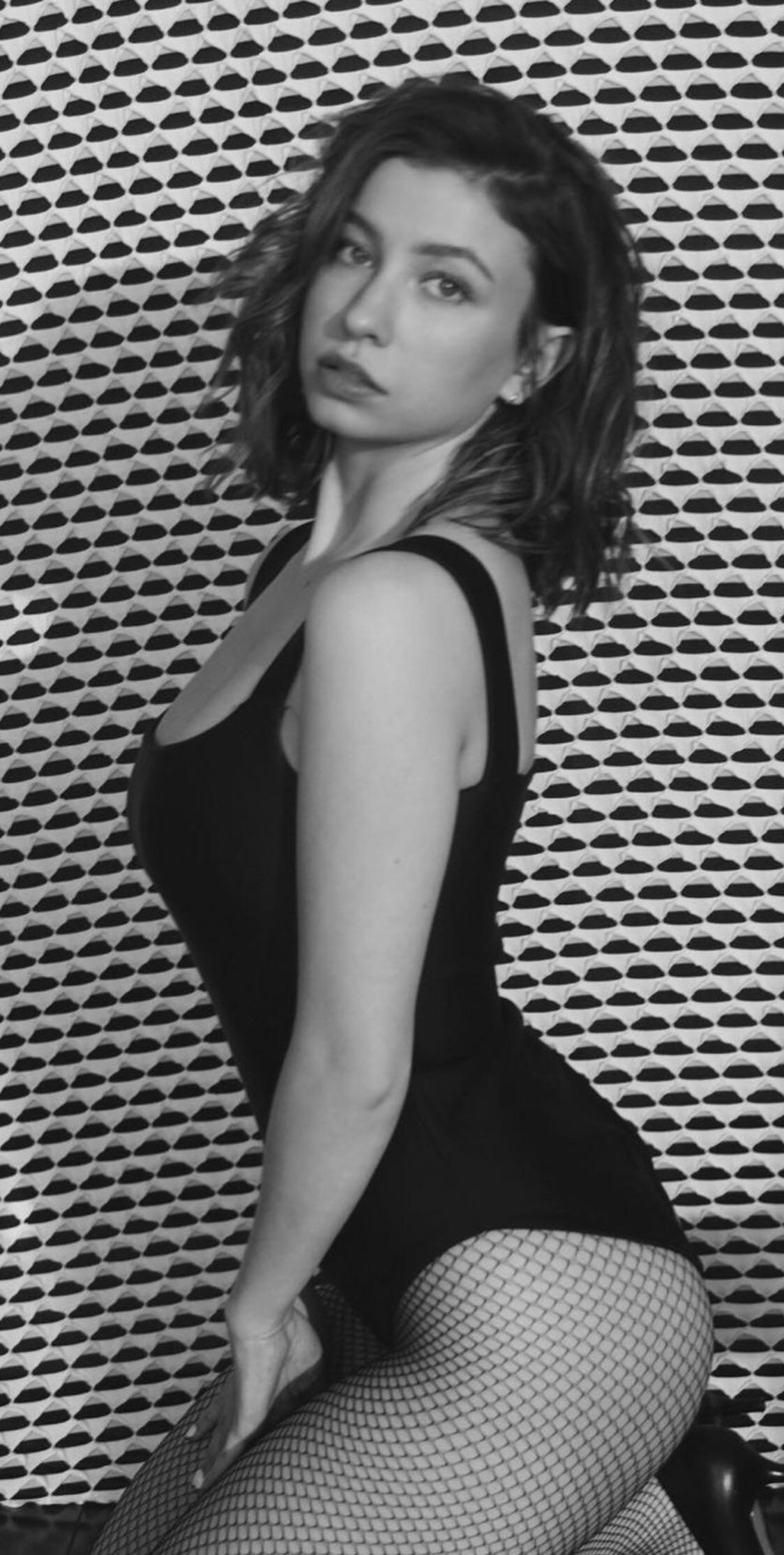 Jerking hard for Katelyn | Scrolller