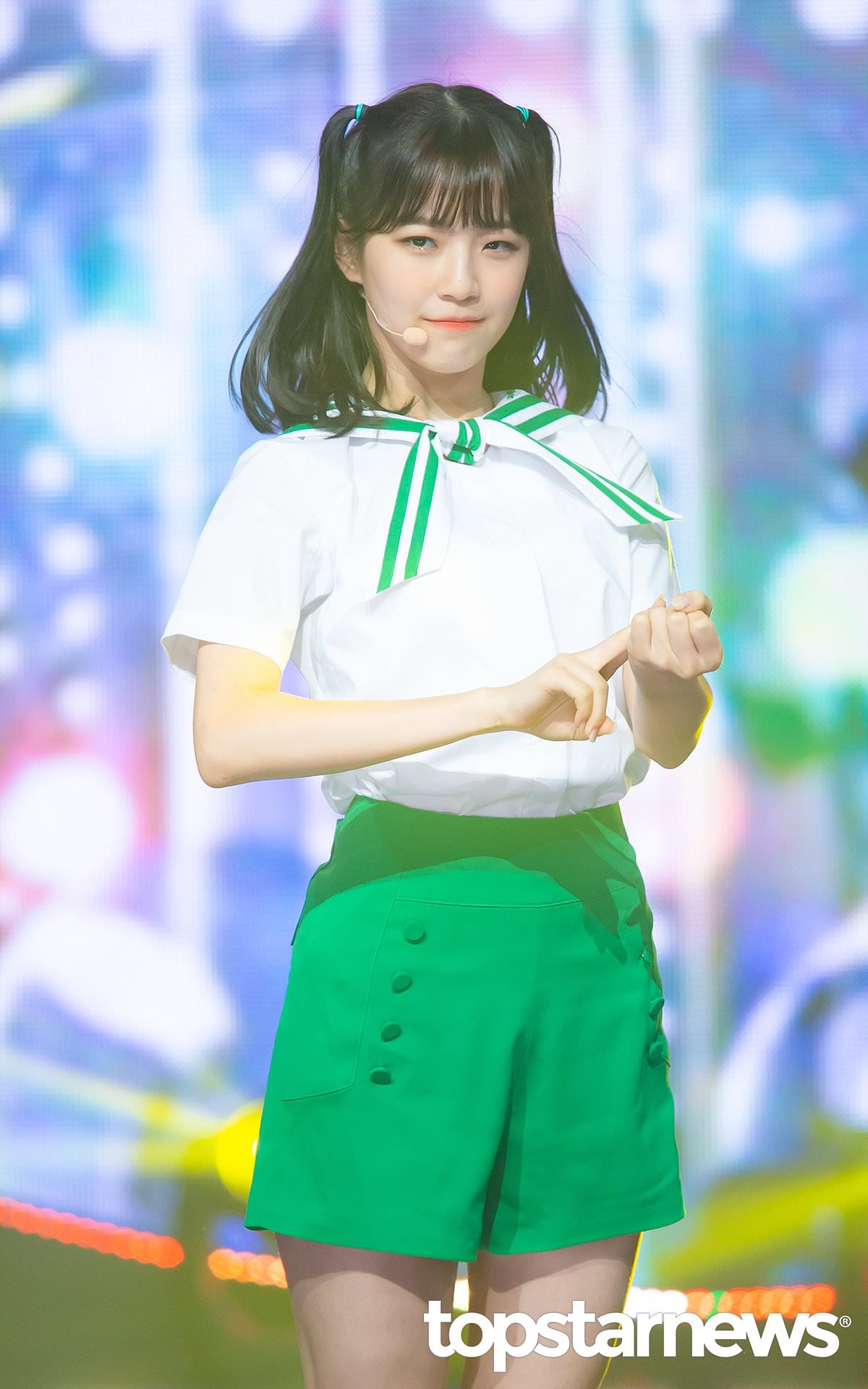 Jiheon checking her pulse | Scrolller