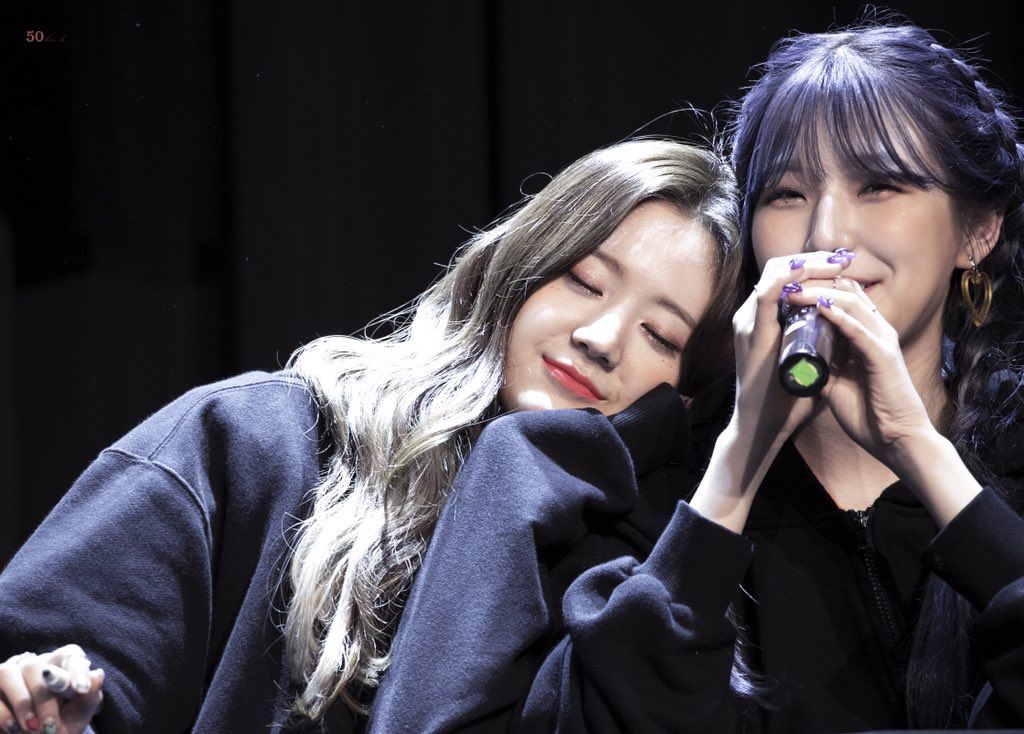 Jiheon gets Gyuri affection | Scrolller