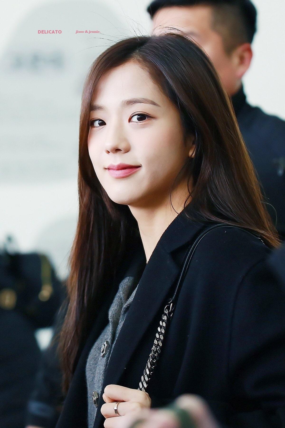 Jisoo Grin | Scrolller