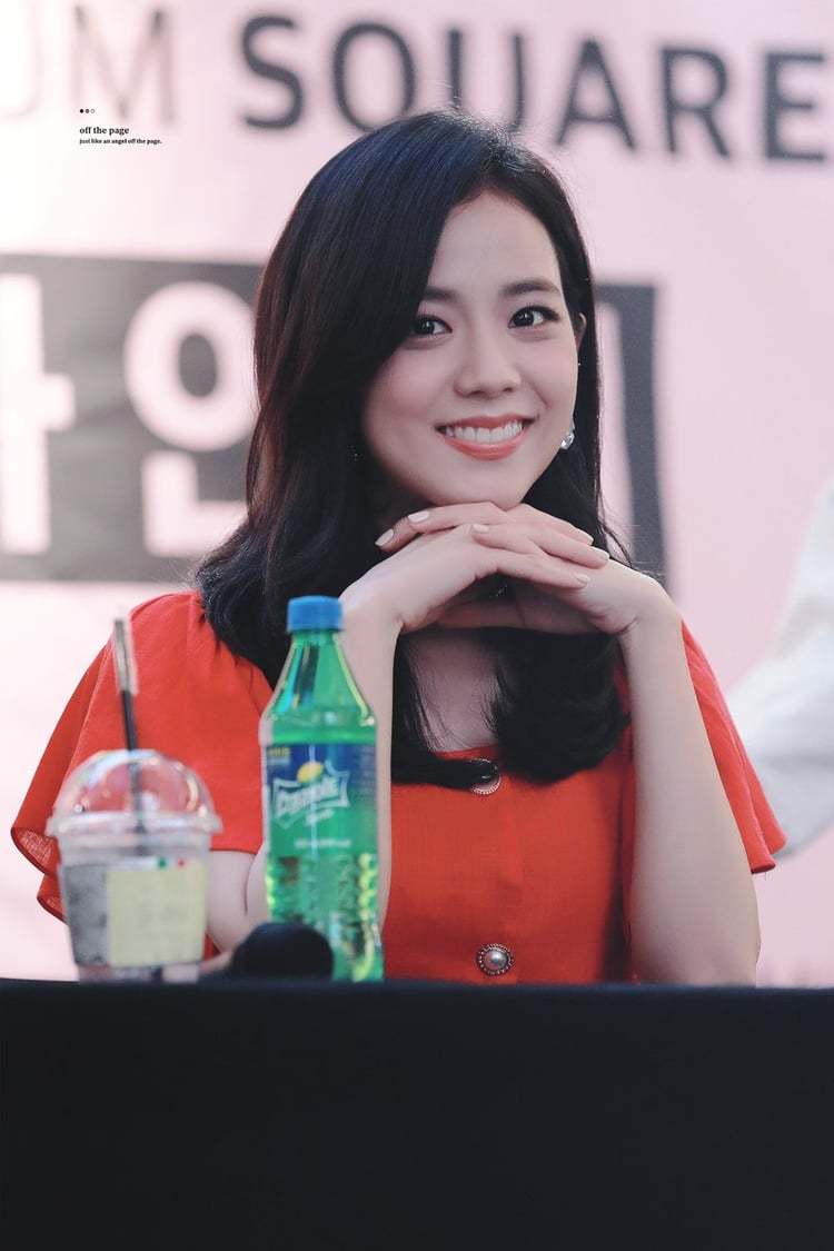 Jisoo Pose | Scrolller