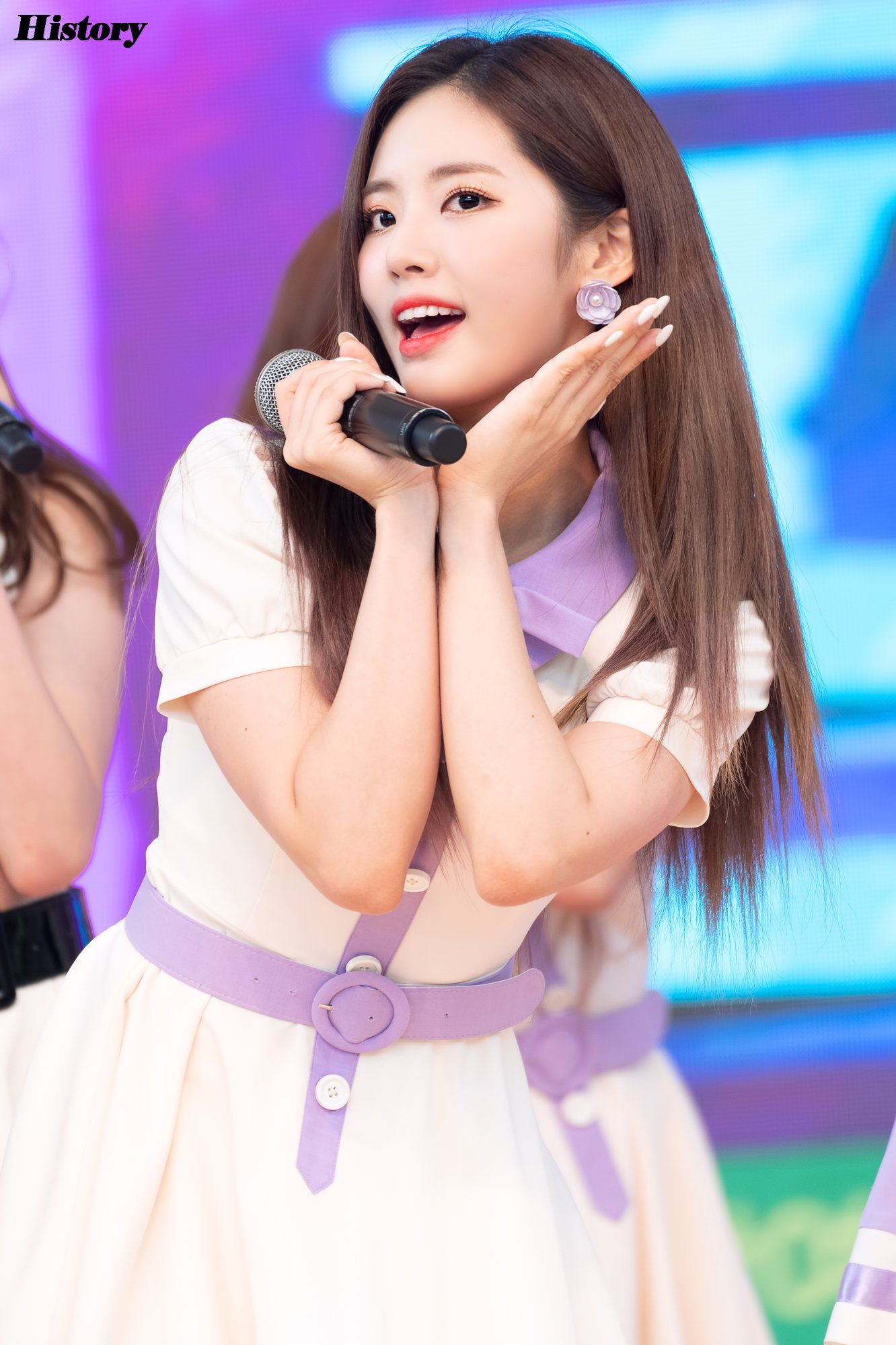 Jiwon flower pose | Scrolller