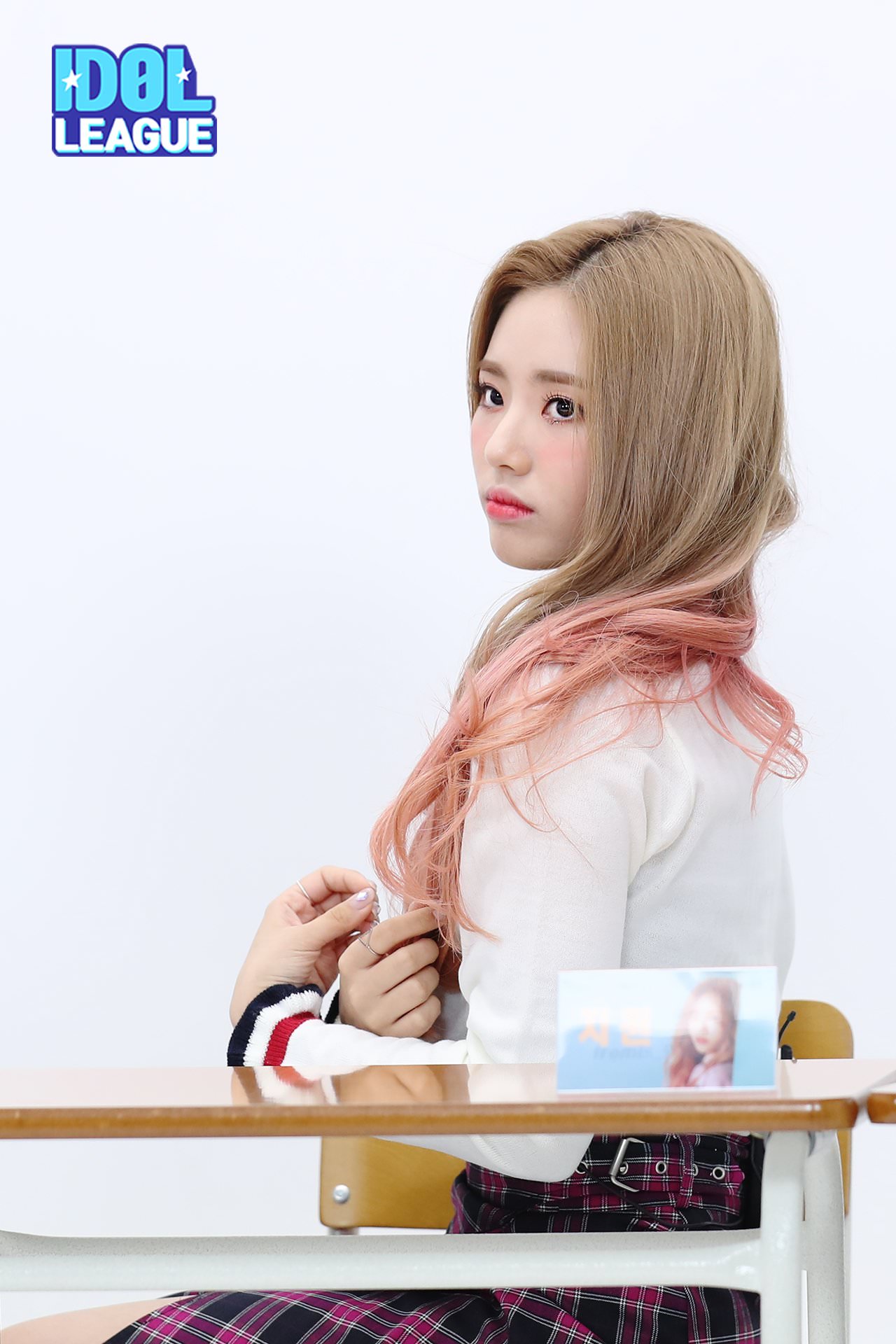 Jiwon pose | Scrolller