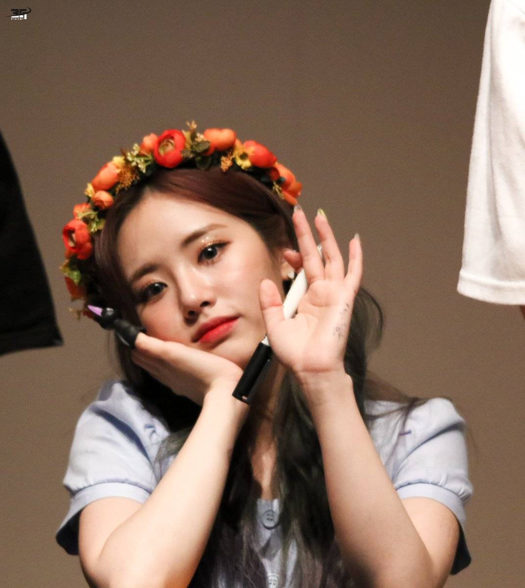 Jiwon's left-handed problems | Scrolller