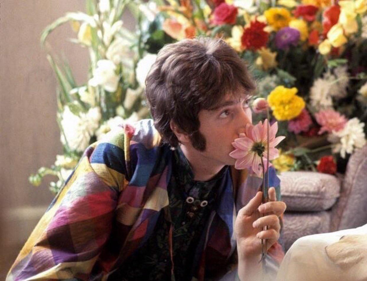 John Lennon, I love this picture of him. | Scrolller