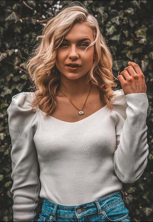 Joy Beune (Speedskating) | Scrolller