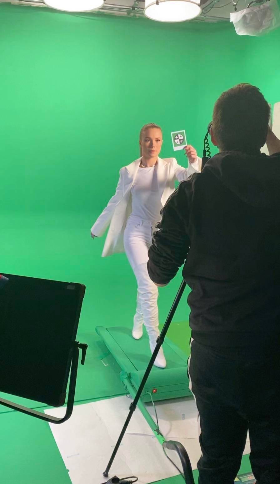 Julia beim Dreh von „Glücklicher allein“ | Scrolller