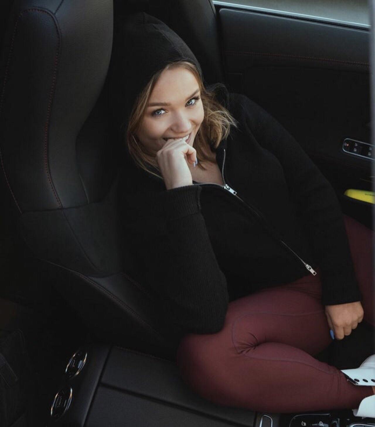 Julia wartet auf uns 💦 | Scrolller