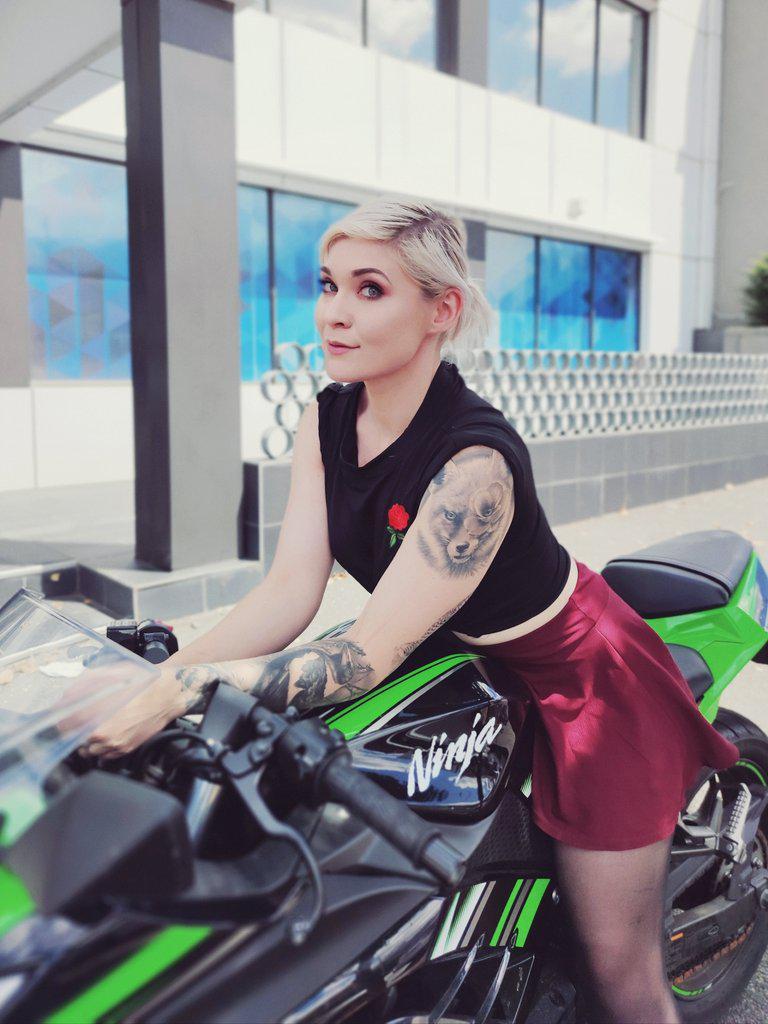 Just a girl on her ninja. | Scrolller