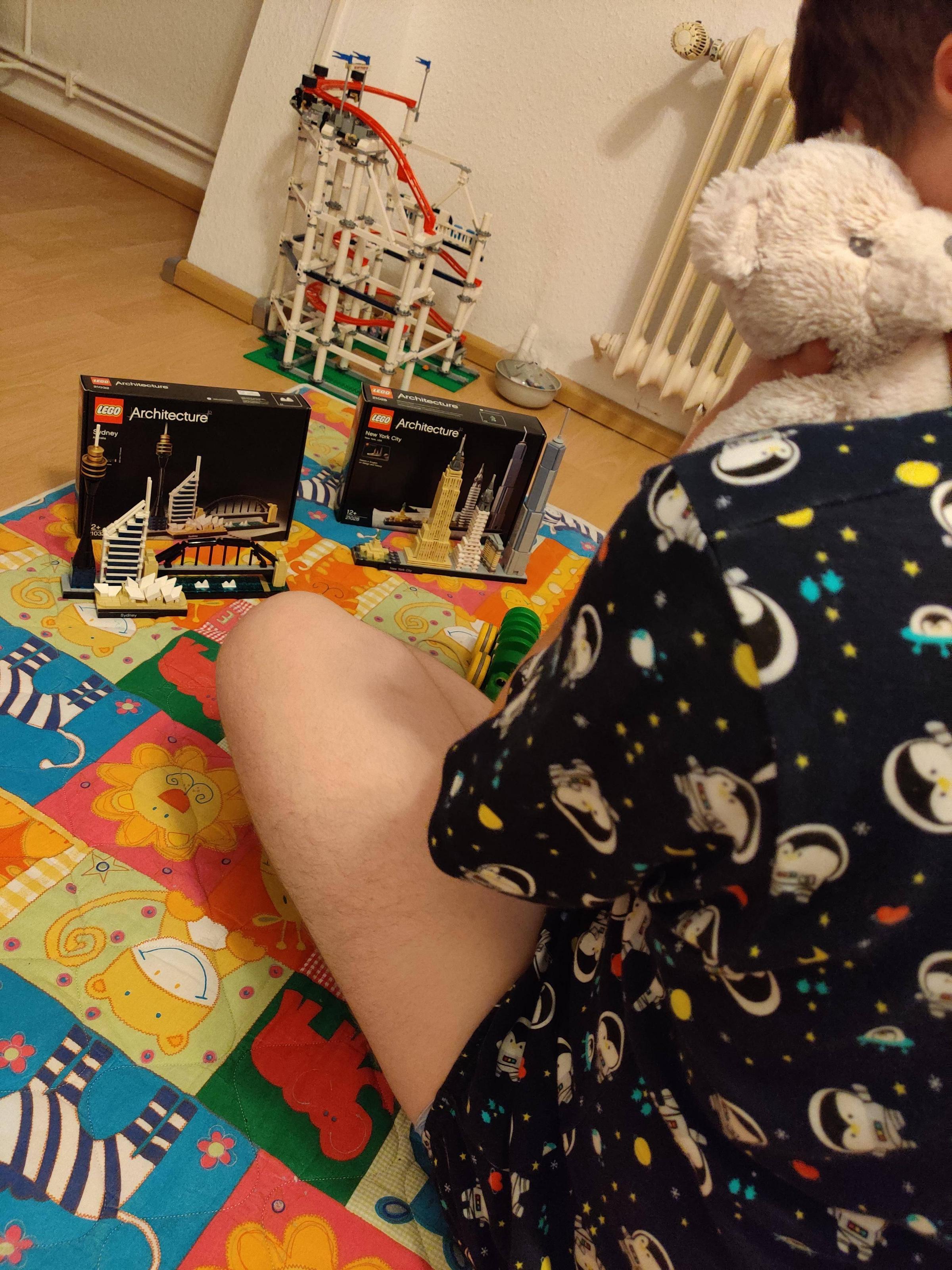 Just finished these 2 Lego sets with my SO on my new play mat ️ ️ ️ | Scrolller