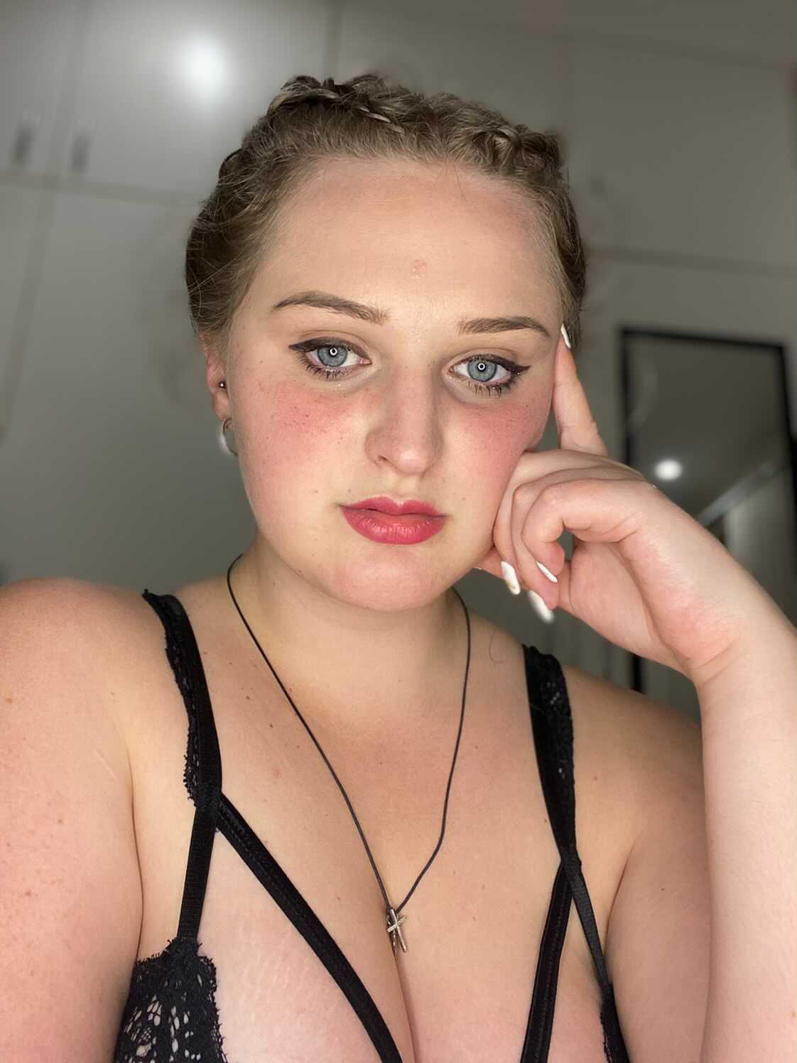 Just woke up after a lont night out. Do my eyes look tired? | Scrolller