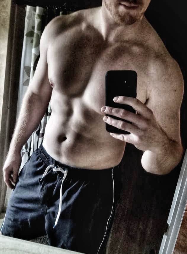 Just your standard bathroom mirror pic | Scrolller