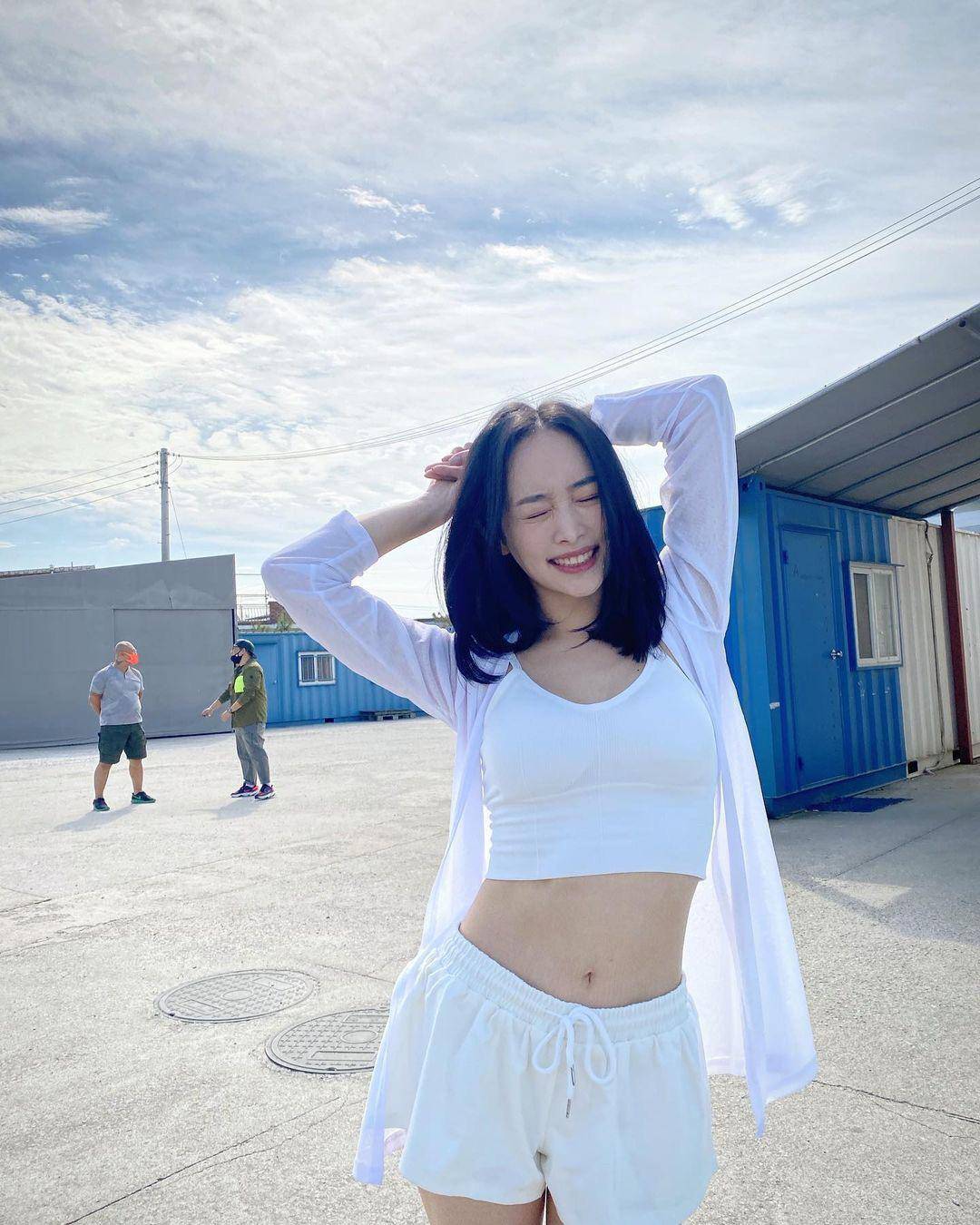 Kara - Nicole | Scrolller