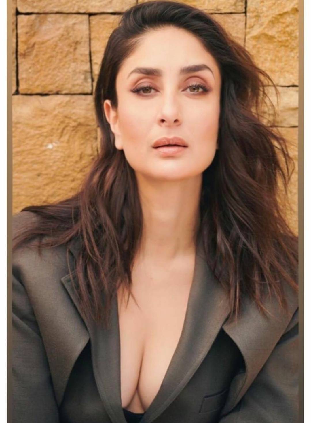 Kareena Kapoor's deep cleavage | Scrolller