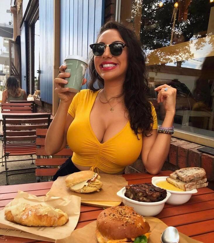 Karen (@crueltyfreecurves) | Scrolller