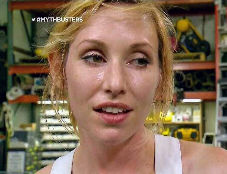 Kari is feeling a little Hot 😋 | Scrolller